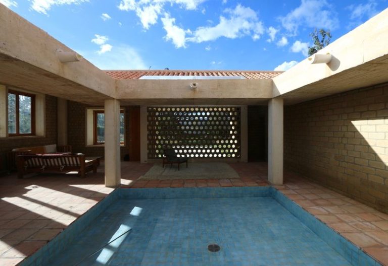 Maison colombienne en brique de terre crue à l'architecture ...