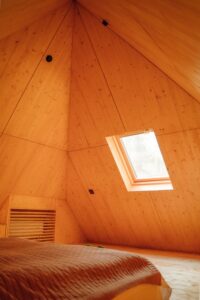 Une cabane en bois aux formes pyramidales et dimensions minimalistes ...