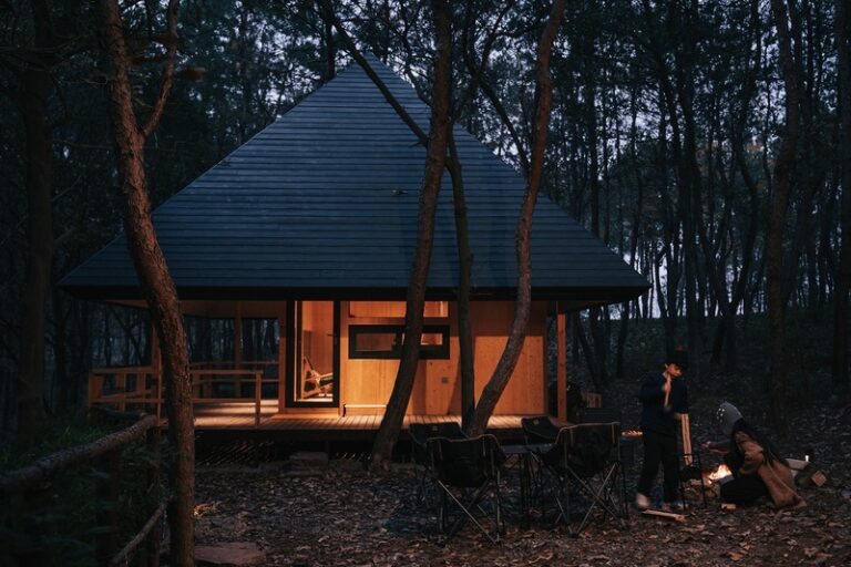 Une cabane en bois aux formes pyramidales et dimensions minimalistes ...