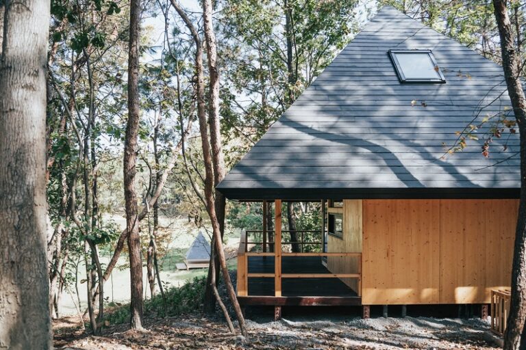 Une cabane en bois aux formes pyramidales et dimensions minimalistes ...