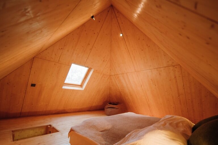 Une cabane en bois aux formes pyramidales et dimensions minimalistes ...