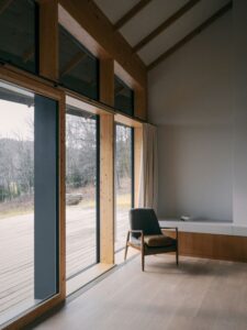 Une maison pierre et bois pour une vie intergénérationnelle à Toronto ...