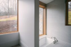 Une maison pierre et bois pour une vie intergénérationnelle à Toronto ...