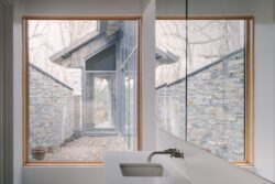 Une maison pierre et bois pour une vie intergénérationnelle à Toronto ...