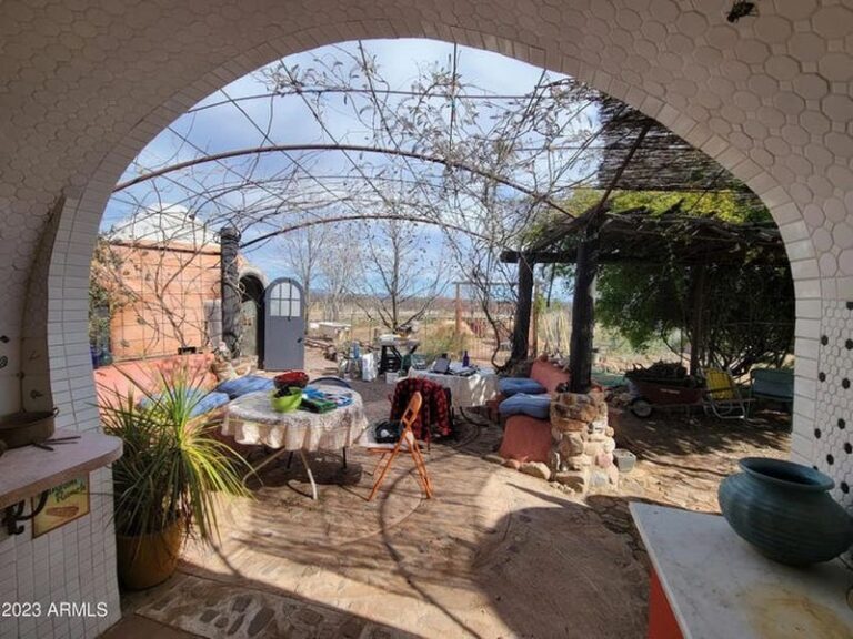 Ransom Ranch : 3 domes en earthbag sur 7 hectares de terrains à acheter ...