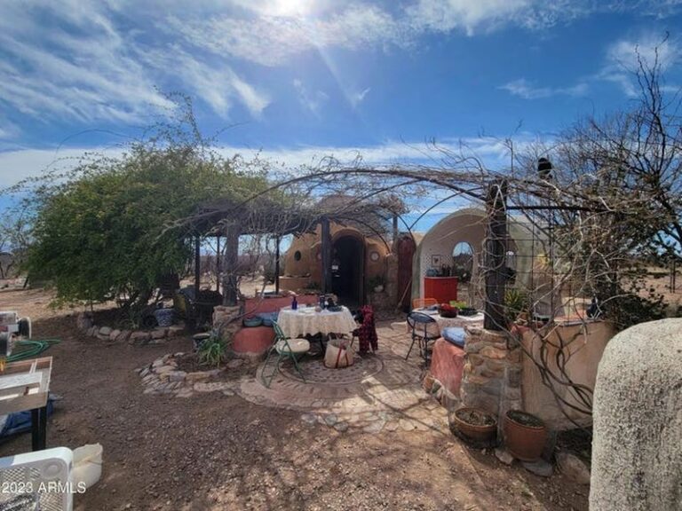 Ransom Ranch : 3 domes en earthbag sur 7 hectares de terrains à acheter ...