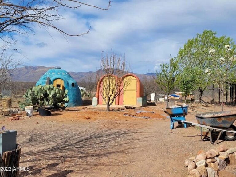 Ransom Ranch : 3 domes en earthbag sur 7 hectares de terrains à acheter ...